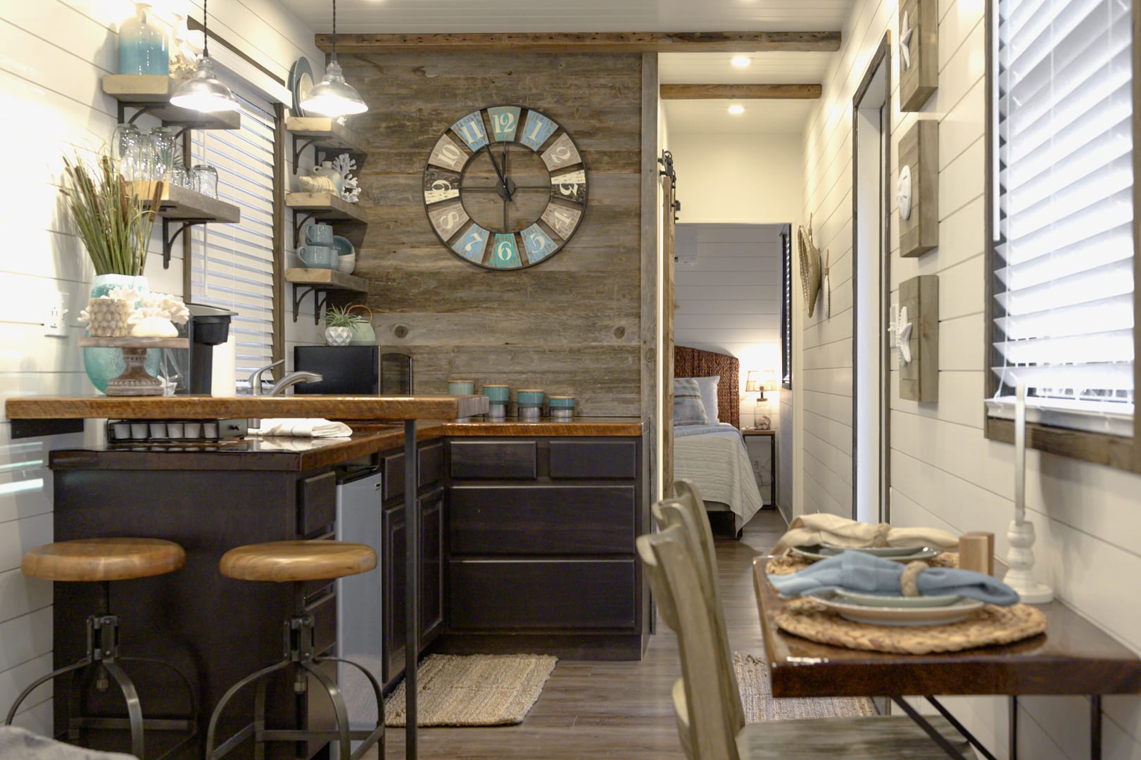 "The Shoreline" Container Tiny Home 12 min to Magnolia/Baylor - VillaStay™