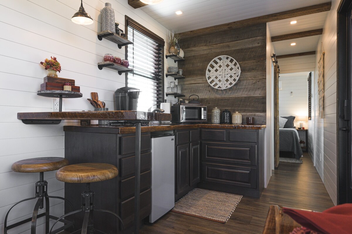 The Blue Ridge Container Home with Hot Tub - VillaStay™